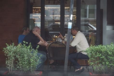 ИЗВЪНРЕДНО В ПИК Вижте Борислав Сарафов и скандалния Пепи Еврото в ресторант Осемте джуджета