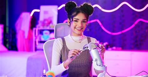 행복한 콘텐츠 제작자를 위한 마이크 Asmr 및 네온 불빛을 가진 집의 스튜디오와 여성의 초상화 사운드 테라피 라이브 스트림 및 오디오 제작을 위해 비디오를 녹음하는