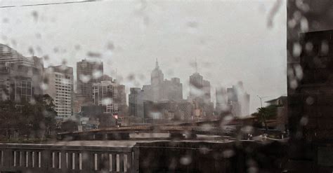 건물 비 내리는 수직 쐈어 전망 젖은 창문에 관한 무료 스톡 사진