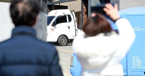 이삿짐 차량 드나드는 박근혜 달성군 사저