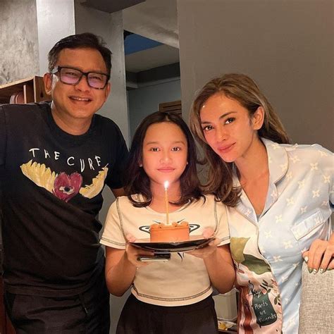 4 Potret Masayu Anastasia Dan Lembu Tetap Akur Mesti Bercerai