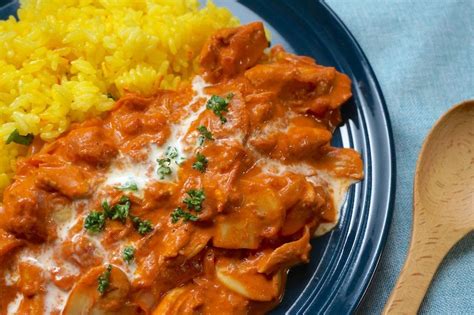 ハンガリー料理 パプリカチキン クリーミーなチキンカレーと黄色いご飯 クリーミーなトマトソースの料理 スパイシーなインド風チキンカレー