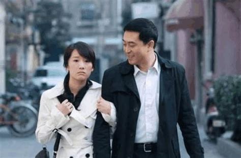 48岁张嘉译素颜近照：拍戏受伤致驼背，两任演员老婆都貌美如花