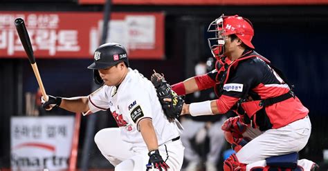 [포토] 넘어지는 강백호 잡아주는 김민식