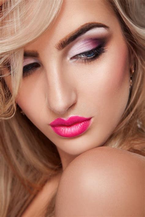 El Retrato Sensual De La Muchacha Rubia Con El Profesional Compone Foto De Archivo Imagen De