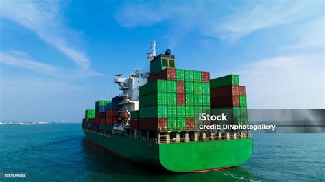 광각 샷 바다 푸른 하늘을 배경으로 항해하는 화물 컨테이너선의 후면도는 컨테이너선 운송 사업 및 산업 배송 서비스를 통해 수출 상품을 수입하고 전 세계 딜러와 소비자에게
