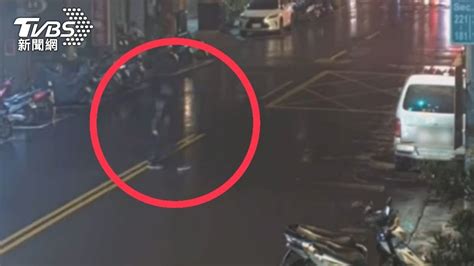 晚上十點「一身黑」穿越馬路 北市七旬翁遭直行機車撞飛慘摔│tvbs新聞網
