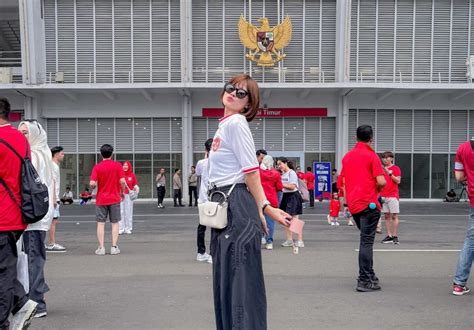 Gaya Outfit Chika Jessica Nonton Timnas Indonesia Vs Timnas Jepang Tampil Stylish Pakai Jersey