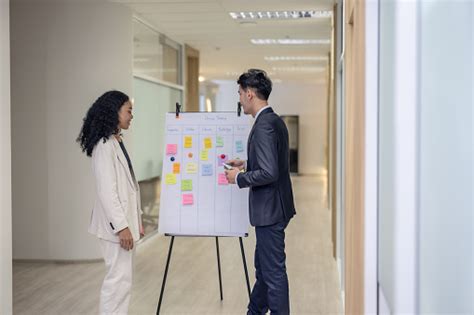 다양한 팀이 디자인 씽킹을 적용하여 통찰력을 수집하고 솔루션을 제안합니다 평가 프로토타입 생성 2명에 대한 스톡 사진 및 기타 이미지 Istock