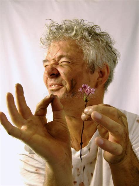 Glücklicher Schmutziger Und Verschwitzter älterer Arbeiter Stockfoto Bild von heimatlos