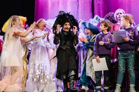 Українська Кіноакадемія 🎬🇺🇦 У Парижі відбулась премєра документального фільму про війну в