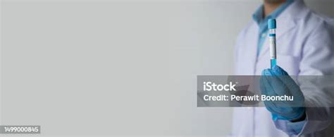 의료 종사자들과 백신 접종 개념 의료용 홀딩 튜브의 전문 클리닉 실험실 의사 샘플 작업 및 분석 Stem 주제에 대한 스톡 사진 및 기타 이미지 Istock