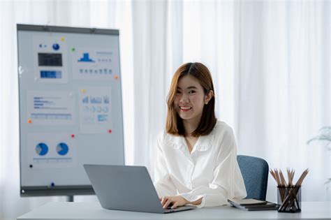 아름다운 아시아 여성은 새로운 세대의 신생 기업을 이끄는 사업가로 비즈니스 여성 주도비즈니스 컨셉의 신뢰와 안정성을 구축하기 위한 사업 계획을 운영하고 관리하는 여성입니다