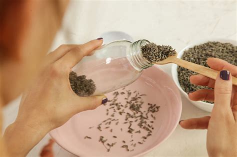 허브를 만드는 여자는 라벤더 꽃과 기름을 주입 천연 유기농 수제 화장품을 위한 메이션 공정 사진의 세리에 Diy에 대한 스톡 사진 및 기타 이미지 Istock