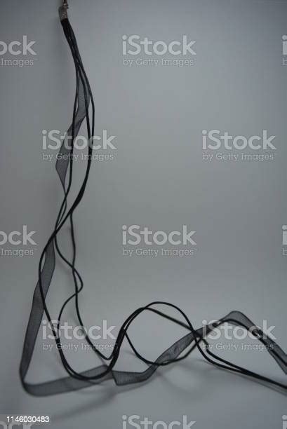 흰 종이 배경에 추상화가 위치 하 고 가장자리와 함께 투명 한 검은 색 조밀 한 필 라 멘 트와 투명도 블랙 리본을 배치 합니다