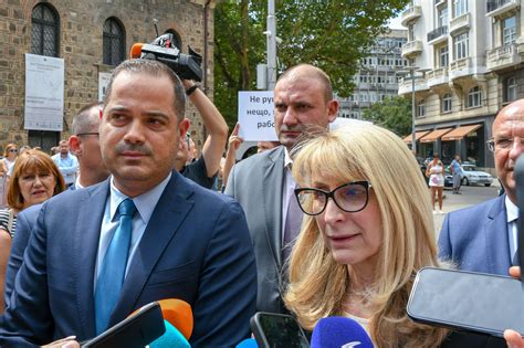 Мощна подкрепа за Калин Стоянов в цялата страна полицаи излязоха пред управленията СНИМКИ