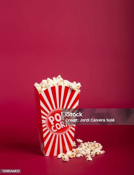 빨간색 배경에 줄무늬 양동이에 팝콘 뜨거운 옥수수는 종이 상자에서 흩어져 복사 공간 패스트 푸드와 영화 간식 탁자에 대한 스톡 사진 및 기타 이미지 Istock