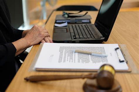 문서와 함께 작업을 판단 법정에서 법적 법률 망치입니다 법원에서 변호사 변호사 정의 권위에 대한 스톡 사진 및 기타 이미지 권위 망치 문서 Istock