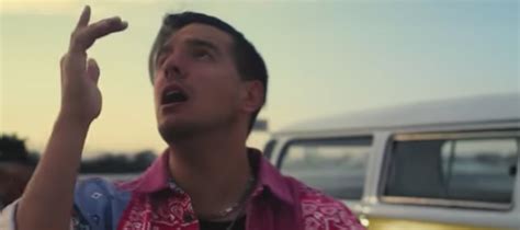 “luna” El Nuevo Sencillo En El Que Vadhir Derbez Debutó Vestido Con Botarga De Pollo Infobae