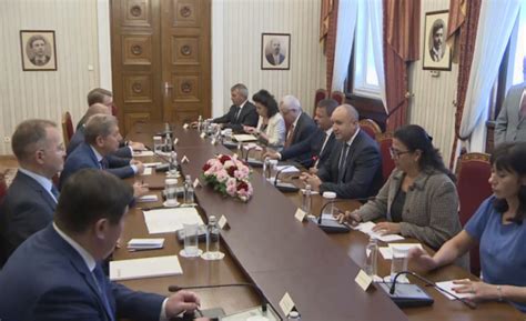 Радев се срещна с ръководството на „Лукойл“ и призова да се набележат мерки заради цените на