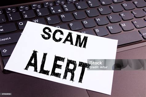 사기 경고 사무실 클로즈업 노트북 컴퓨터 키보드에서 텍스트를 작성 검은 배경 복사 공간에 사기 경고에 대 한 비즈니스 개념 종이에 대한 스톡 사진 및 기타 이미지 Istock
