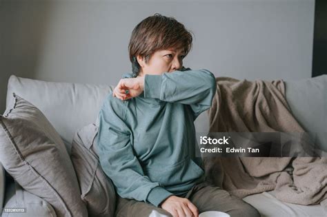 아시아 중국어 중간 성인 여자 기침 으로 팔꿈치 느낌 잘 아픈 집에서 침실 휴식 기침하기에 대한 스톡 사진 및 기타 이미지