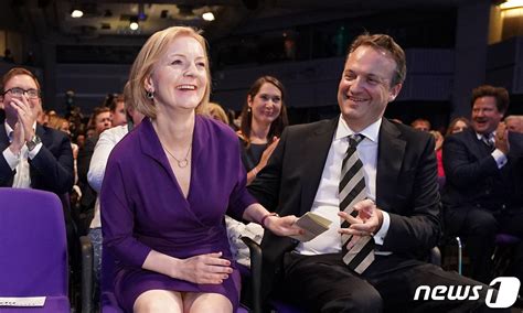 英 총리 당선 기뻐하는 트러스와 남편 휴 오리어리