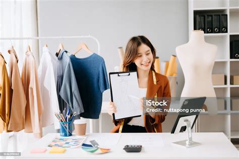 테일러링 아틀리에에서 옷을 만드는 아시아 재단사 여성 아름다운 젊은 여성 패션 디자이너 미소와 스튜디오에서 성공한 후 20 24세에 대한 스톡 사진 및 기타 이미지 Istock