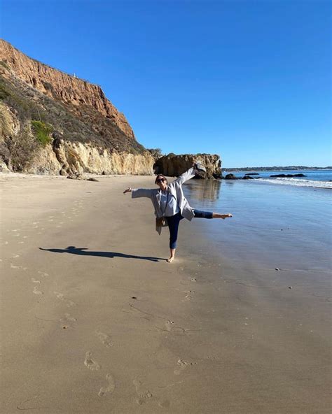 Amy Jo Johnson Rcelebbarefoot