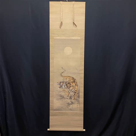 Yahooオークション 【真作】三尾 呉石「月下猛虎」日本画 掛軸 絹本