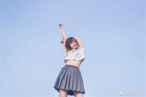Pic PIc on Twitter 当你第一次在天台见到碳酸熊卡的时候就决定一定要狠狠地操这个骚货在你脱下了她的裙子后她主动趴在墙上蹶起了屁股想要让你后入当你刚刚将鸡巴顶在她的穴