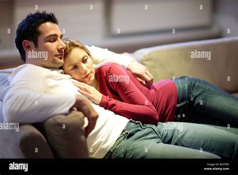 Ein Paar Auf Dem Sofa Entspannen Stockfotos Und Bilder Kaufen Alamy