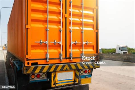 선박 화물 콘테이너 안전 강철 문 세미 트레일러 트럭 상업용 트럭 배달 특급 운송 트럭 트랙터 화물 트럭 물류 화물 운송 0명에 대한 스톡 사진 및 기타 이미지 Istock
