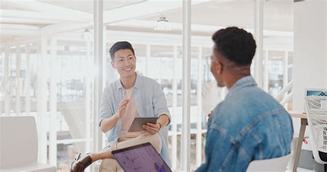 그래픽 디자이너 컴퓨터 기술과의 협업 및 회의 서울 에이전시 사무실에서 창의적인 웹 디자인 브레인스토밍 디지털 마케팅 팀워크 및