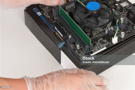 남자 손 Ram Ddr4 메모리 설치 닫습니다 가득 찬에 대한 스톡 사진 및 기타 이미지 가득 찬 개선 기술자 Istock