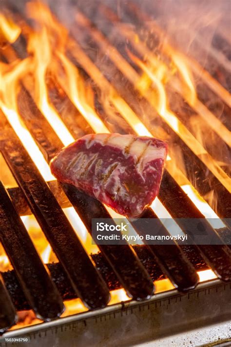 그릴에 쇠고기 스테이크 필레 미뇽 한 조각이 불과 연기로 창살에 굽습니다 0명에 대한 스톡 사진 및 기타 이미지 0명 건강한 생활방식 건강한 식생활 Istock