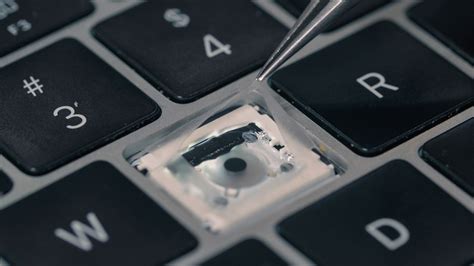 appl still hasn t fixd its macbook kyboad problm