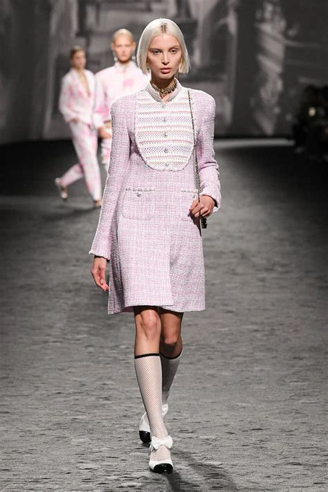 패션엔 [리뷰] 펑크 트위드룩 2023 S S 샤넬 컬렉션