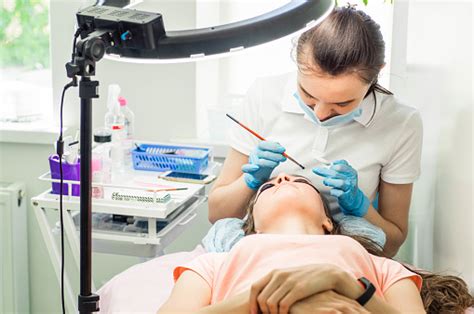 속눈썹 라미 네이션 절차 염색 컬링 라 미네이 팅 속눈썹 리프트 속눈썹 확장 미용실에서 소녀를 위한 속눈썹을 길게 속눈썹에 대한 스톡 사진 및 기타 이미지 Istock