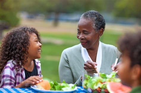 Estudiantes Sonrientes Preguntando Mientras Levantan La Mano