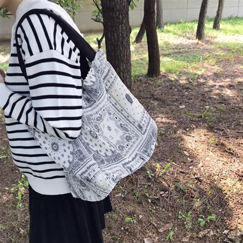 옛♥ 플리츠 주름 페이즐리 패턴 에코백 에코백플리츠주름패턴가방숄더백데일리룩캐쥬얼유니크오피스하객룩하이틴룩오버핏여리핏20대여자쇼핑몰10대30대