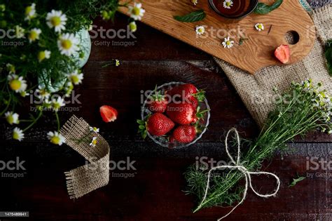 천연 여름 아침 식사 신선한 딸기 카모마일 꽃 천연 차 민트가 나무 테이블에 있습니다 미적 여름 라이프 스타일 아름다운 음식 자연과의 교감 0명에 대한 스톡 사진 및 기타