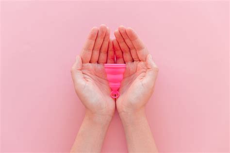 평평한 평신도 전망의 분홍색 배경에 여성의 손에 생리컵 폐기물 제로 기간 및 여성 위생 개념에 대한 생태 및 재사용 가능한 대안 질에 대한 스톡 사진 및 기타 이미지