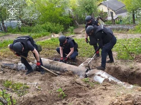 Житель Києва знайшов на городі залишки російської ракети Х 55 фото Читайте на Ukr Net