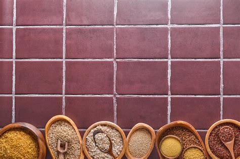 흰색 갈색과 붉은 쌀 메밀 기장 옥수수 그로트 퀴노아와 갈색 돌 부엌 테이블에 나무 그릇에 벌거 글루텐이 함유되지 없는 시리얼 카피스페이스가 있는 정상 보기 0명에 대한