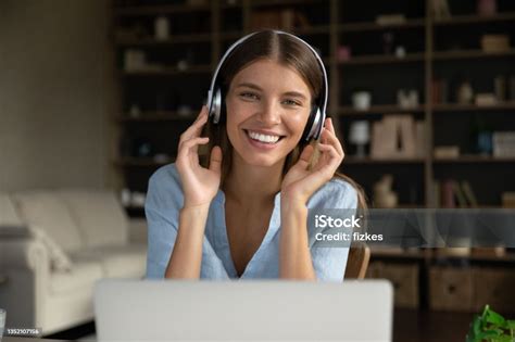 헤드폰을 착용 하는 행복 한 밀레니엄 소녀 노트북을 통해 카메라를 보고 스피커에 대한 스톡 사진 및 기타 이미지 스피커 화상 통화 비즈니스 Istock