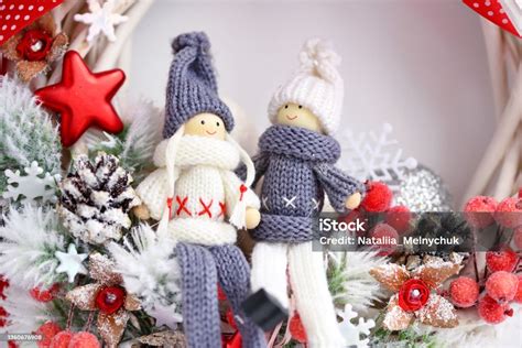 장난감 인형과 가문비 나무 가지와 축제 장식 크리스마스 구성 크리스마스 또는 새해 인사말 카드 0명에 대한 스톡 사진 및 기타