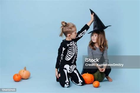 해골 의상을 입은 소년이 여자아이의 마녀 모자를 벗고 그를 쳐다보고 있다 10월에 대한 스톡 사진 및 기타 이미지 10월 2명 4 5세 Istock