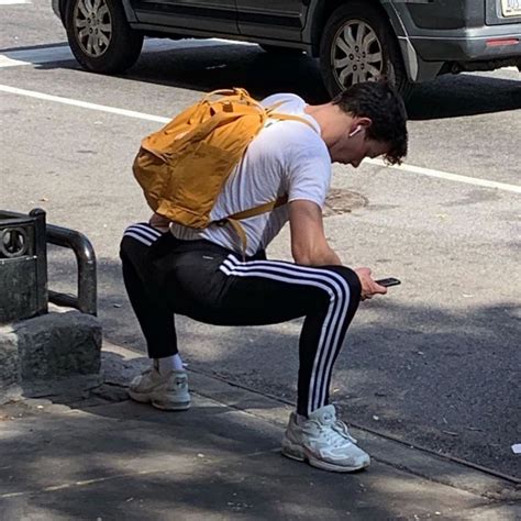 Gabut Banget Pose Orang Berdiri Di Tempat Umum Ini Nyeleneh Abis