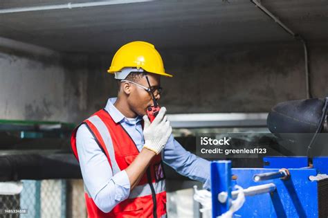 안전 헬멧을 착용하고 유지 보수 서비스를 제공하고 공장 장비를 점검하는 전문 비즈니스 산업 기술자 제조 건설 기술 분야의 엔지니어 직업 기계류에 대한 스톡 사진 및 기타